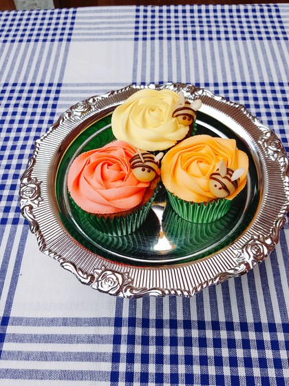 Vanilla Cupcakes and Marzipan Bees | Tajinny.com