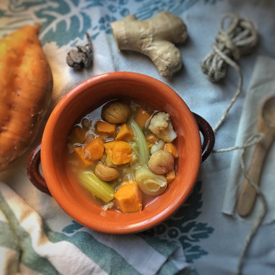 Red batata soup, cauliflower, chestnuts and ginger | Tajinny.com